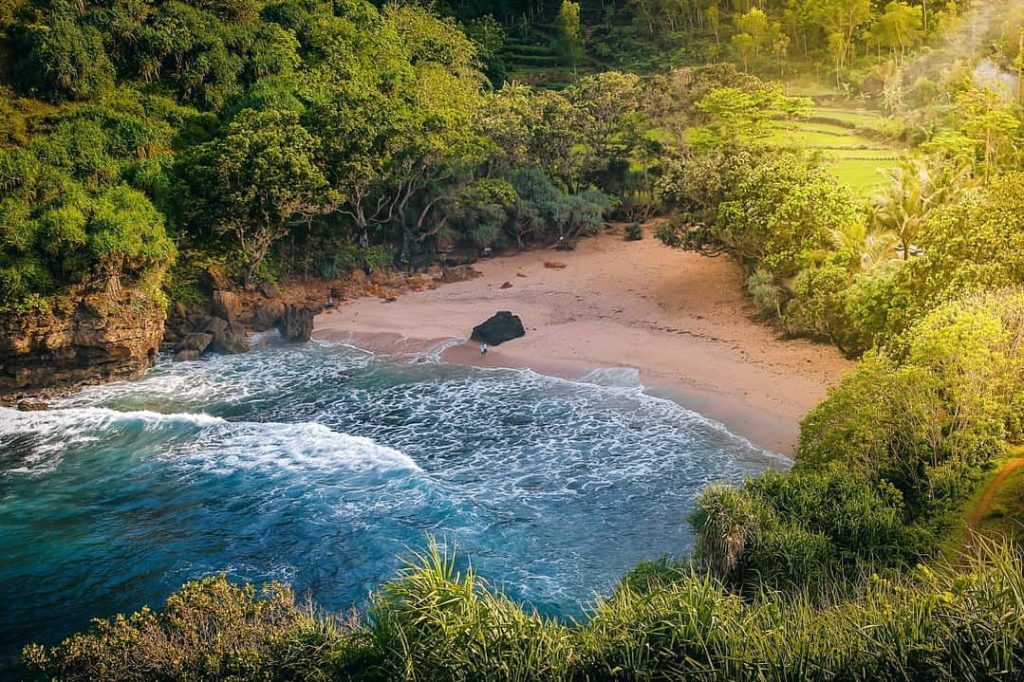Wisata Populer di Indonesia Bagian Timur: Surga Tersembunyi yang Harus ...