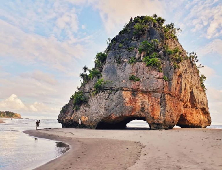 Pantai Watu Bella: Pesona Alam Eksotis di Sumba yang Belum Banyak ...